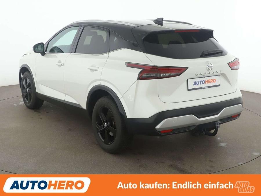 White Nissan Qashqai 2021 in Kaunas, with an engine capacity of 1.30 L and mileage of 33 thousand km for 27540 €, photo 4 on AUTOMOTO.COM.LV