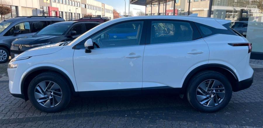 White Nissan Qashqai 2021 in Kaunas, with an engine capacity of 1.30 L and mileage of 28 thousand km for 22287 €, photo 2 on AUTOMOTO.COM.LV