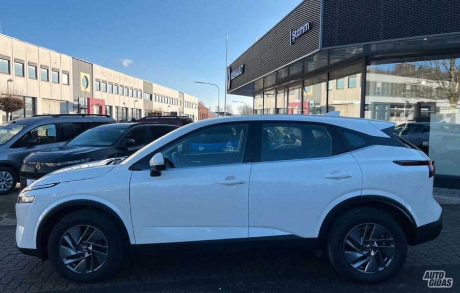 White Nissan Qashqai 2021 in Kaunas, with an engine capacity of 1.30 L and mileage of 28 thousand km for 22287 €, photo 3 on AUTOMOTO.COM.LV