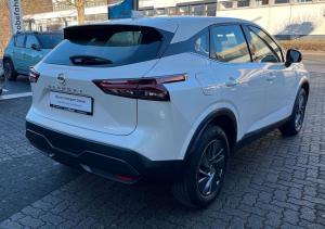 White Nissan Qashqai 2021 in Kaunas, with an engine capacity of 1.30 L and mileage of 28 thousand km for 22287 €, photo 6 on AUTOMOTO.COM.LV