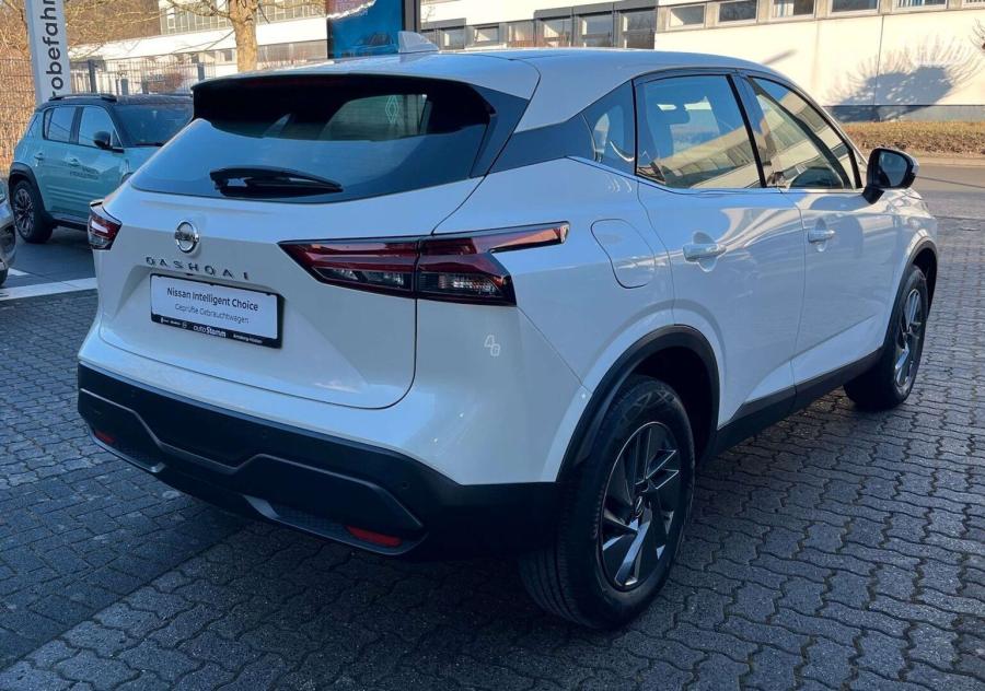 White Nissan Qashqai 2021 in Kaunas, with an engine capacity of 1.30 L and mileage of 28 thousand km for 22287 €, photo 6 on AUTOMOTO.COM.LV