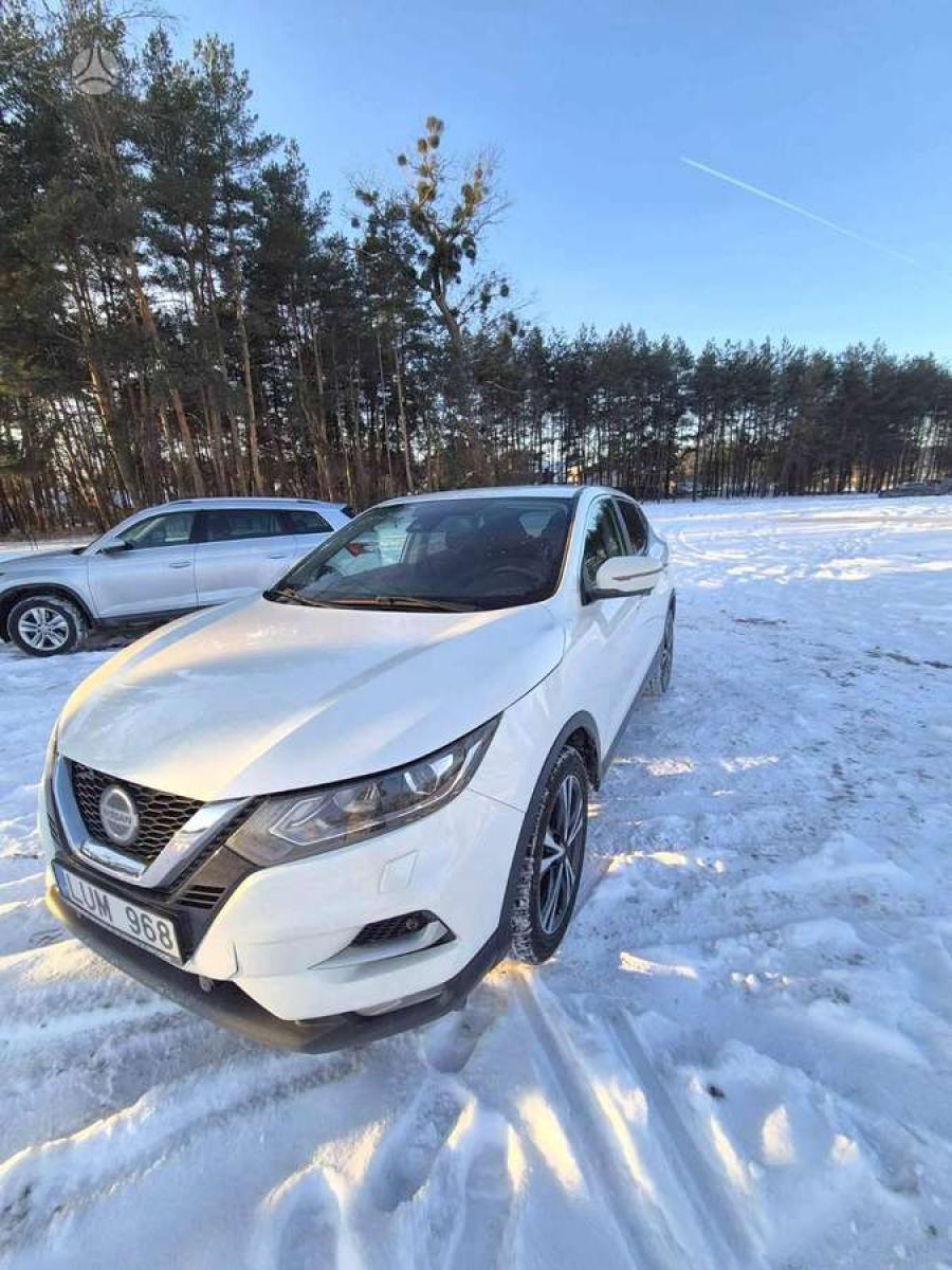 White Nissan Qashqai 2021 in Kaunas, with an engine capacity of 1.33 L and mileage of 92 thousand km for 17800 €, photo 1 on AUTOMOTO.COM.LV