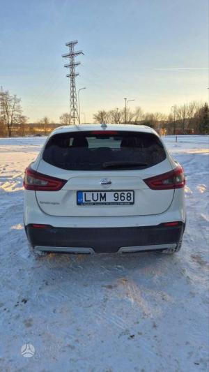 White Nissan Qashqai 2021 in Kaunas, with an engine capacity of 1.33 L and mileage of 92 thousand km for 17800 €, photo 4 on AUTOMOTO.COM.LV