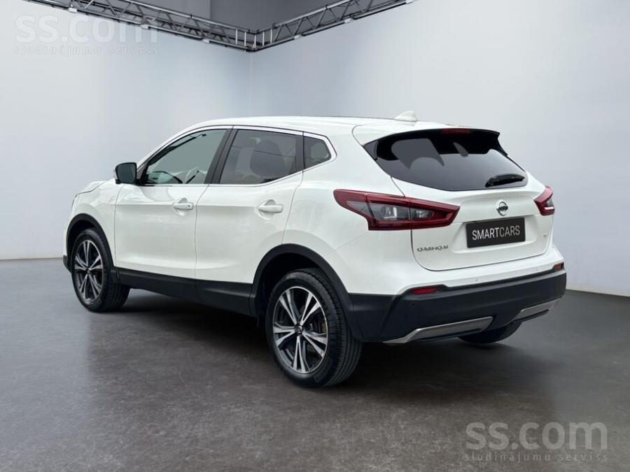 White Nissan Qashqai 2021 in Riga, with an engine capacity of 1.30 L and mileage of 81 thousand km for 15900 €, photo 4 on AUTOMOTO.COM.LV