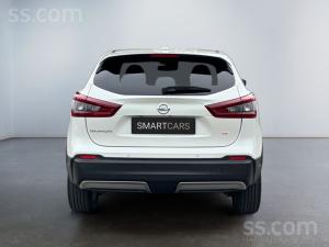White Nissan Qashqai 2021 in Riga, with an engine capacity of 1.30 L and mileage of 81 thousand km for 15900 €, photo 5 on AUTOMOTO.COM.LV