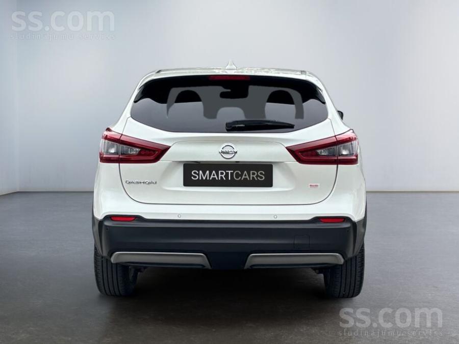 White Nissan Qashqai 2021 in Riga, with an engine capacity of 1.30 L and mileage of 81 thousand km for 15900 €, photo 5 on AUTOMOTO.COM.LV