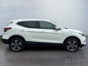 White Nissan Qashqai 2021 in Riga, with an engine capacity of 1.30 L and mileage of 81 thousand km for 15900 €, photo 7 on AUTOMOTO.COM.LV