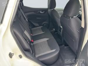 White Nissan Qashqai 2021 in Riga, with an engine capacity of 1.30 L and mileage of 81 thousand km for 15900 €, photo 14 on AUTOMOTO.COM.LV