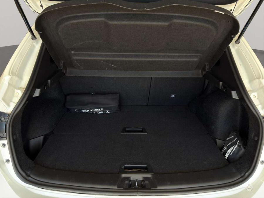 White Nissan Qashqai 2021 in Kaunas, with an engine capacity of 1.30 L and mileage of 88 thousand km for 16999 €, photo 11 on AUTOMOTO.COM.LV