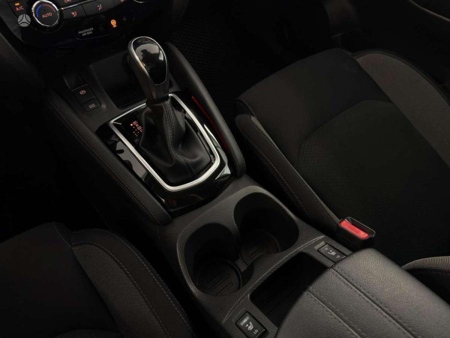 White Nissan Qashqai 2021 in Kaunas, with an engine capacity of 1.30 L and mileage of 88 thousand km for 16999 €, photo 16 on AUTOMOTO.COM.LV