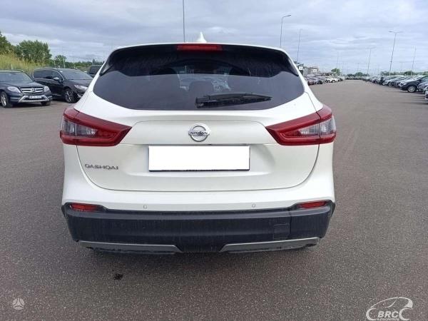 White Nissan Qashqai 2021 in Vilnius, with an engine capacity of 1.33 L and mileage of 80 thousand km for 14900 €, photo 5 on AUTOMOTO.COM.LV