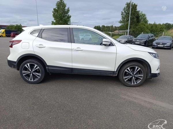 White Nissan Qashqai 2021 in Vilnius, with an engine capacity of 1.33 L and mileage of 80 thousand km for 14900 €, photo 8 on AUTOMOTO.COM.LV