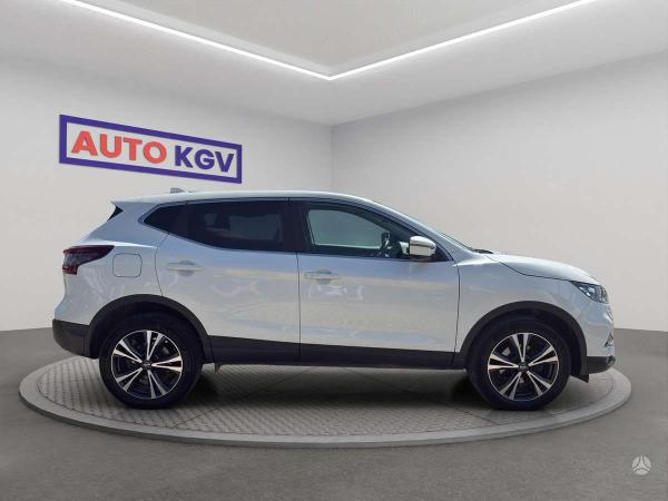 White Nissan Qashqai 2021 in Kaunas, with an engine capacity of 1.30 L and mileage of 88 thousand km for 16999 €, photo 6 on AUTOMOTO.COM.LV