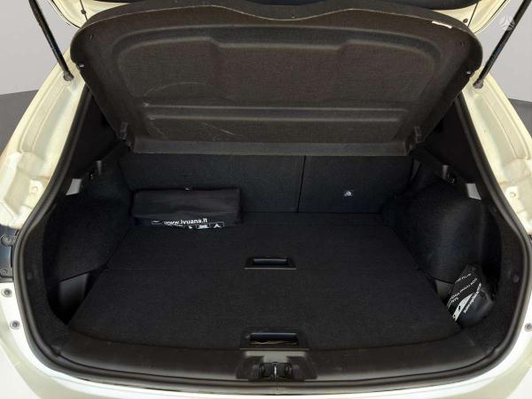 White Nissan Qashqai 2021 in Kaunas, with an engine capacity of 1.30 L and mileage of 88 thousand km for 16999 €, photo 10 on AUTOMOTO.COM.LV