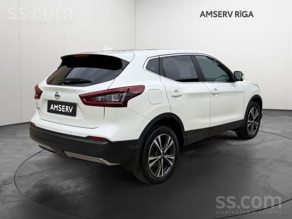 White Nissan Qashqai 2021 in Riga, with an engine capacity of 1.30 L and mileage of 90 thousand km for 15900 €, photo 3 on AUTOMOTO.COM.LV
