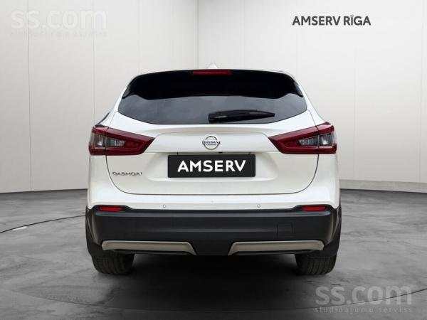 White Nissan Qashqai 2021 in Riga, with an engine capacity of 1.30 L and mileage of 90 thousand km for 15900 €, photo 5 on AUTOMOTO.COM.LV