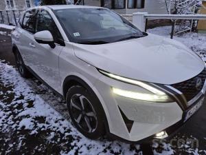 White Nissan Qashqai 2022 in Riga, with an engine capacity of 1.30 L and mileage of 38 thousand km for 28490 €, photo 2 on AUTOMOTO.COM.LV