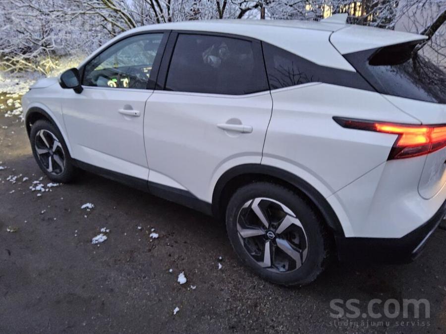 White Nissan Qashqai 2022 in Riga, with an engine capacity of 1.30 L and mileage of 38 thousand km for 28490 €, photo 5 on AUTOMOTO.COM.LV