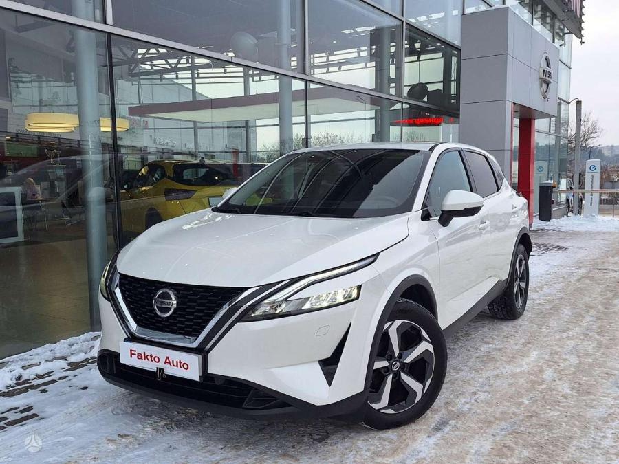 White Nissan Qashqai 2022 in Vilnius, with an engine capacity of 1.33 L and mileage of 61 thousand km for 20400 €, photo 1 on AUTOMOTO.COM.LV