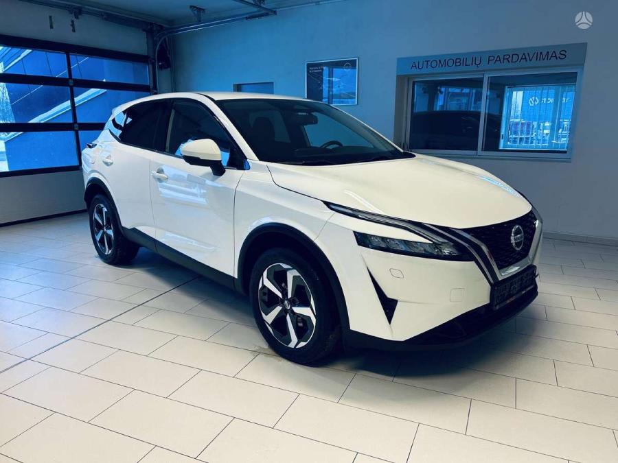White Nissan Qashqai 2022 in Siauliai, with an engine capacity of 1.33 L and mileage of 102 thousand km for 19800 €, photo 1 on AUTOMOTO.COM.LV