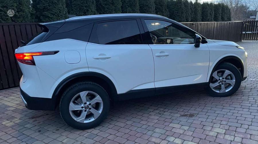 White Nissan Qashqai 2022 in Vilkaviskis, with an engine capacity of 1.30 L and mileage of 63 thousand km for 23000 €, photo 3 on AUTOMOTO.COM.LV