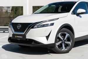 White Nissan Qashqai 2022 in Vilnius, with an engine capacity of 1.30 L and mileage of 103 thousand km for 18950 €, photo 3 on AUTOMOTO.COM.LV