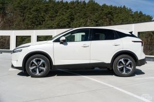 White Nissan Qashqai 2022 in Vilnius, with an engine capacity of 1.30 L and mileage of 103 thousand km for 18950 €, photo 4 on AUTOMOTO.COM.LV