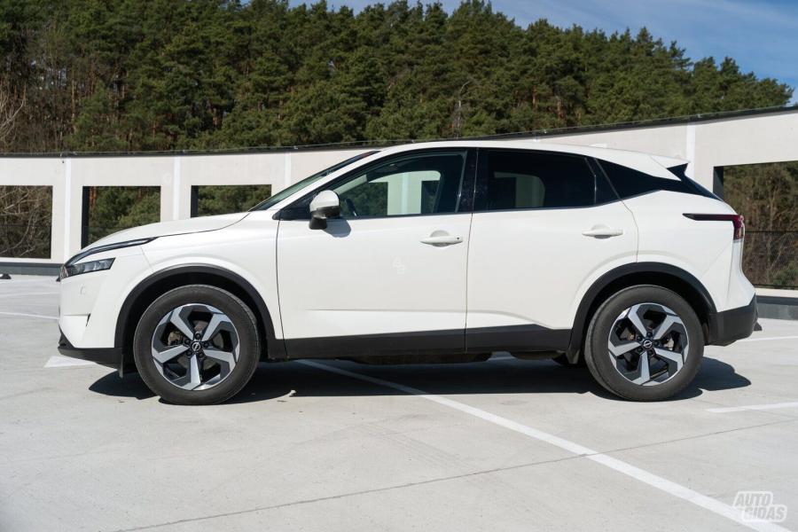 White Nissan Qashqai 2022 in Vilnius, with an engine capacity of 1.30 L and mileage of 103 thousand km for 18950 €, photo 4 on AUTOMOTO.COM.LV