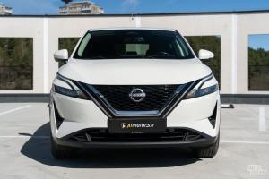 White Nissan Qashqai 2022 in Vilnius, with an engine capacity of 1.30 L and mileage of 103 thousand km for 18950 €, photo 5 on AUTOMOTO.COM.LV