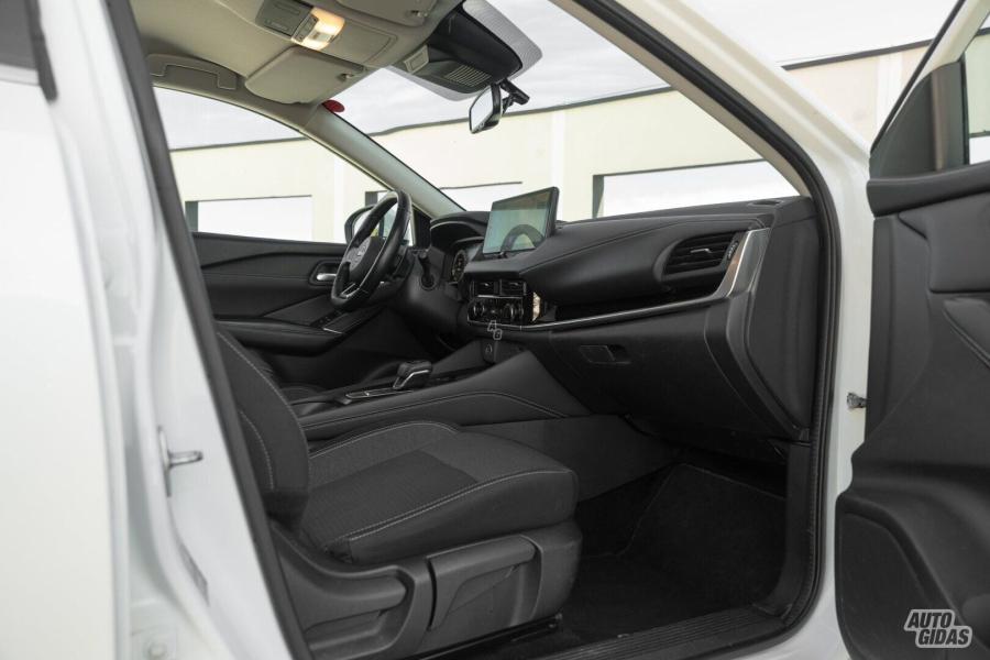 White Nissan Qashqai 2022 in Vilnius, with an engine capacity of 1.30 L and mileage of 103 thousand km for 18950 €, photo 18 on AUTOMOTO.COM.LV