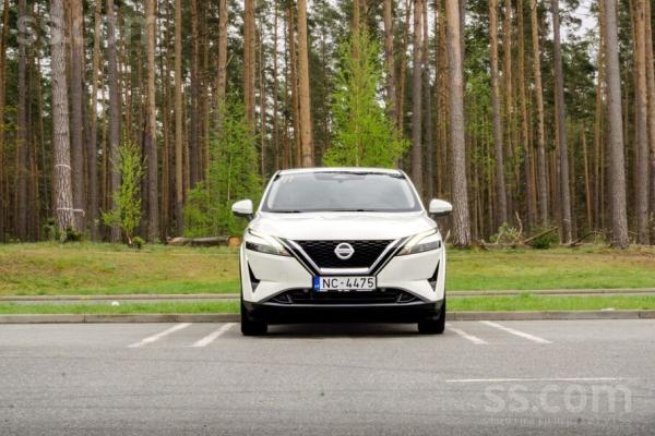 White Nissan Qashqai 2022 in Riga, with an engine capacity of 1.30 L and mileage of 102 thousand km for 16590 €, photo 3 on AUTOMOTO.COM.LV