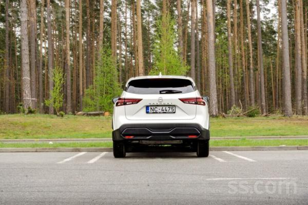 White Nissan Qashqai 2022 in Riga, with an engine capacity of 1.30 L and mileage of 102 thousand km for 16590 €, photo 7 on AUTOMOTO.COM.LV