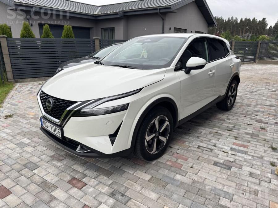 White Nissan Qashqai 2022 in Riga, with an engine capacity of 1.30 L and mileage of 101 thousand km for 21200 €, photo 1 on AUTOMOTO.COM.LV
