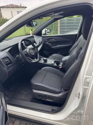 White Nissan Qashqai 2022 in Riga, with an engine capacity of 1.30 L and mileage of 101 thousand km for 21200 €, photo 3 on AUTOMOTO.COM.LV