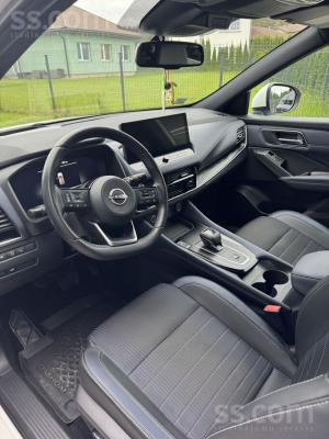 White Nissan Qashqai 2022 in Riga, with an engine capacity of 1.30 L and mileage of 101 thousand km for 21200 €, photo 4 on AUTOMOTO.COM.LV