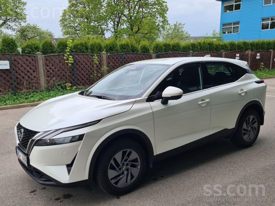 White Nissan Qashqai 2022 in Riga, with an engine capacity of 1.30 L and mileage of 65 thousand km for 18880 €, photo 1 on AUTOMOTO.COM.LV