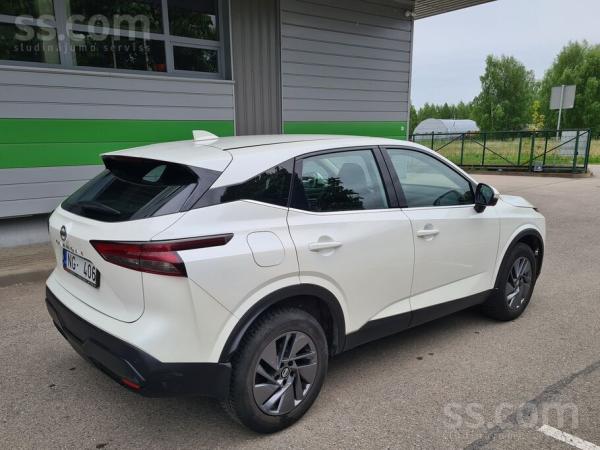 White Nissan Qashqai 2022 in Riga, with an engine capacity of 1.30 L and mileage of 65 thousand km for 18880 €, photo 3 on AUTOMOTO.COM.LV