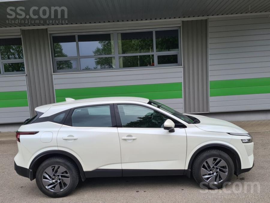 White Nissan Qashqai 2022 in Riga, with an engine capacity of 1.30 L and mileage of 65 thousand km for 18880 €, photo 5 on AUTOMOTO.COM.LV