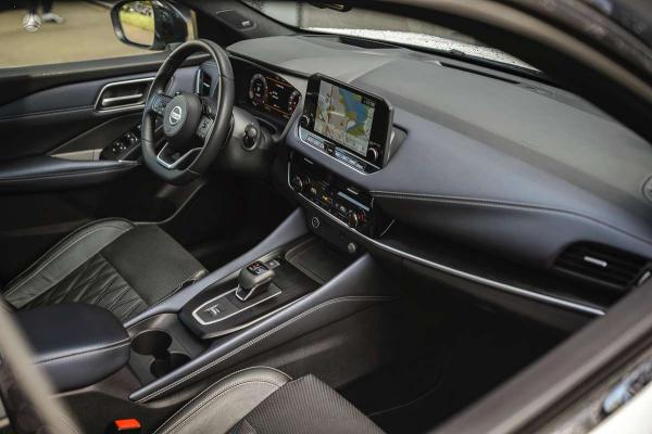 White Nissan Qashqai 2022 in Kaunas, with an engine capacity of 1.33 L and mileage of 133 thousand km for 21500 €, photo 9 on AUTOMOTO.COM.LV