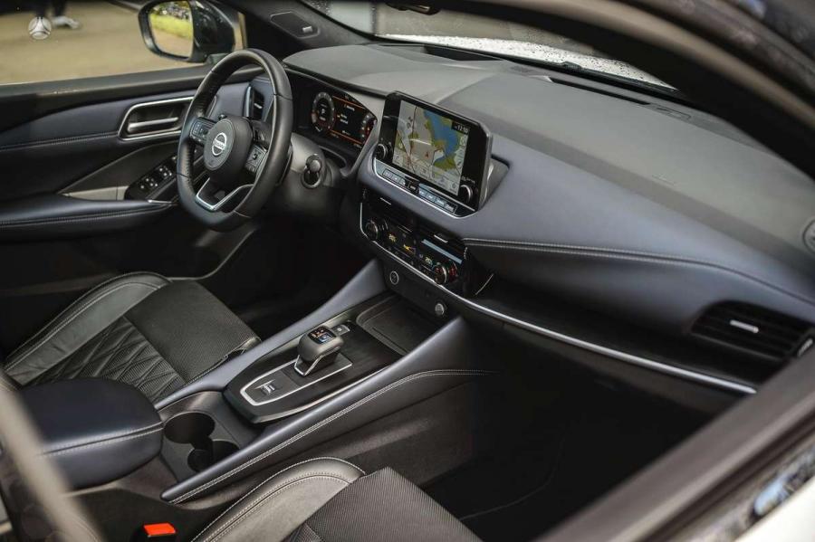 White Nissan Qashqai 2022 in Kaunas, with an engine capacity of 1.33 L and mileage of 133 thousand km for 21500 €, photo 9 on AUTOMOTO.COM.LV
