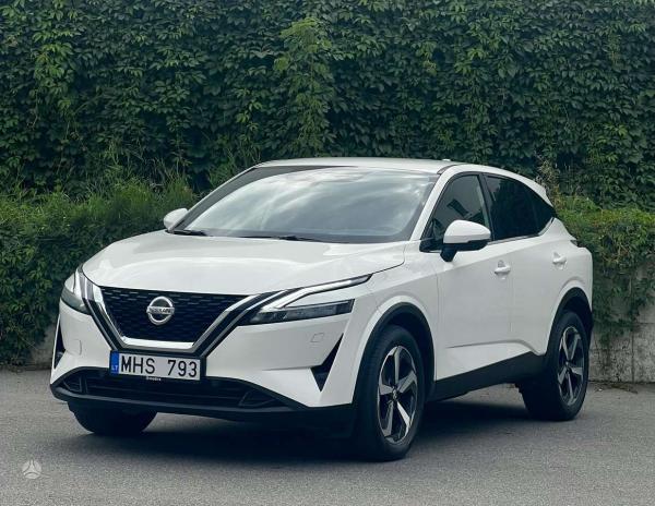 White Nissan Qashqai 2022 in Vilnius, with an engine capacity of 1.33 L and mileage of 139 thousand km for 18900 €, photo 1 on AUTOMOTO.COM.LV