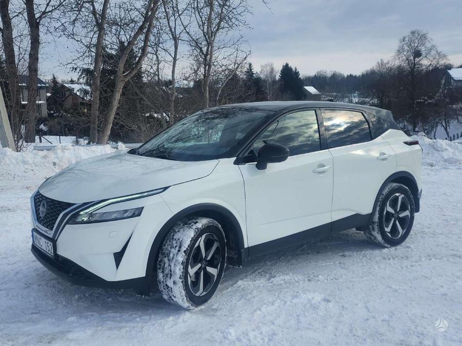 White Nissan Qashqai 2023 in Kaunas, with an engine capacity of 1.33 L and mileage of 32 thousand km for 26800 €, photo 1 on AUTOMOTO.COM.LV