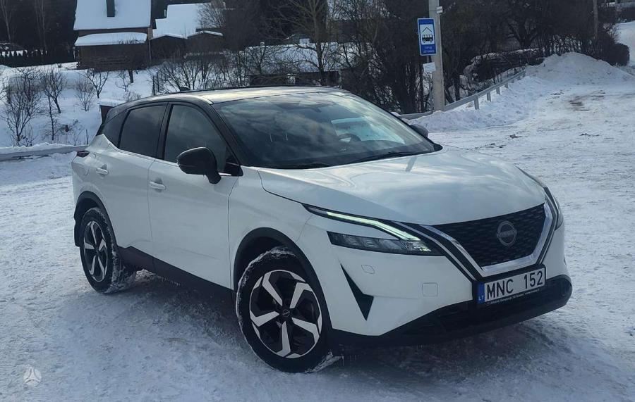 White Nissan Qashqai 2023 in Kaunas, with an engine capacity of 1.33 L and mileage of 32 thousand km for 26800 €, photo 2 on AUTOMOTO.COM.LV