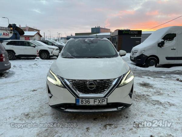 White Nissan Qashqai 2024 in Tallinn, with an engine capacity of 1.30 L and mileage of 55 thousand km for 25900 €, photo 1 on AUTOMOTO.COM.LV