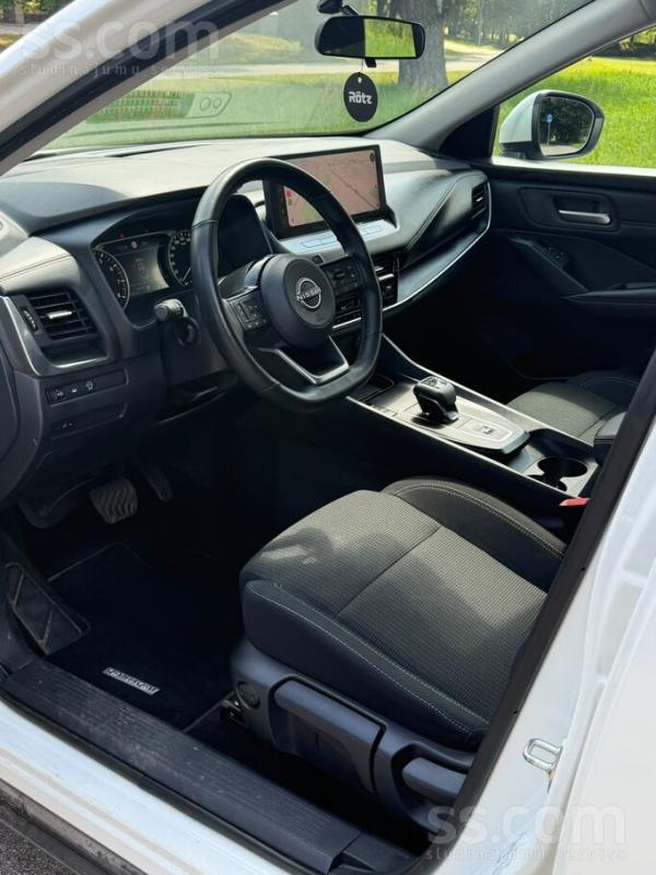 White Nissan Qashqai 2024 in Riga, with an engine capacity of 1.30 L and mileage of 40 thousand km for 24400 €, photo 5 on AUTOMOTO.COM.LV