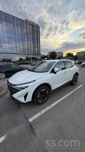 White Nissan Qashqai 2024 in Riga, with an engine capacity of 1.30 L and mileage of 31 thousand km for 24980 €, photo  on AUTOMOTO.COM.LV