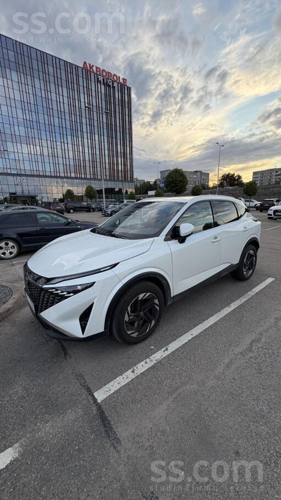 White Nissan Qashqai 2024 in Riga, with an engine capacity of 1.30 L and mileage of 31 thousand km for 24980 €, photo 1 on AUTOMOTO.COM.LV