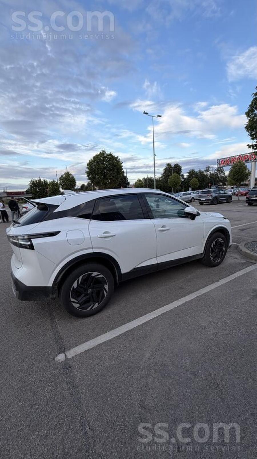White Nissan Qashqai 2024 in Riga, with an engine capacity of 1.30 L and mileage of 31 thousand km for 24980 €, photo 3 on AUTOMOTO.COM.LV
