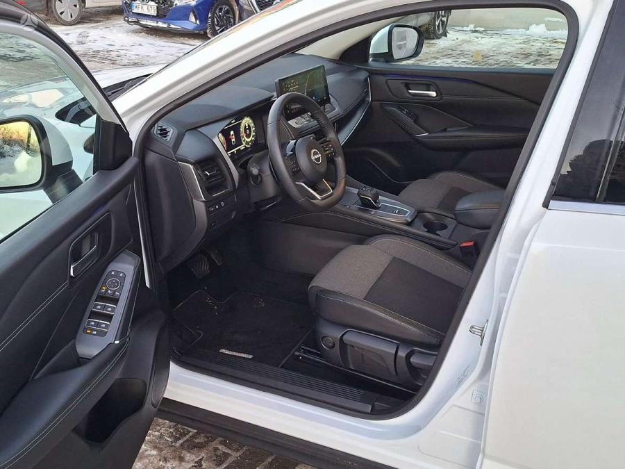 White Nissan Qashqai 2025 in Vilnius, with an engine capacity of 1.33 L and mileage of 31 thousand km for 25950 €, photo 3 on AUTOMOTO.COM.LV