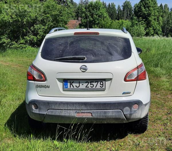 White Nissan Qashqai 2010 in Riga, with an engine capacity of 1.50 L and mileage of 279 thousand km for 2010 €, photo 3 on AUTOMOTO.COM.LV